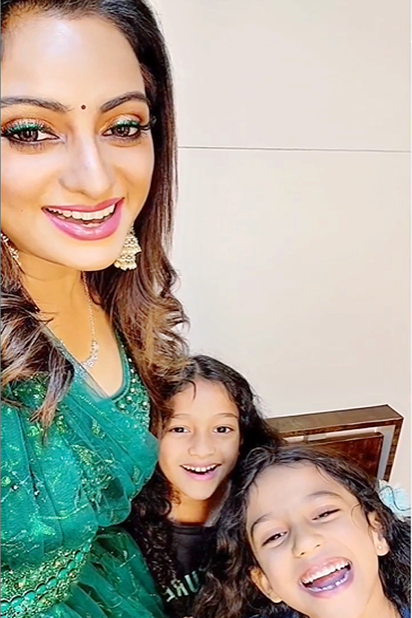 Anchor Udaya Bhanu Family And Children Rare And Unseen Photos Goes Viral - Sakshi